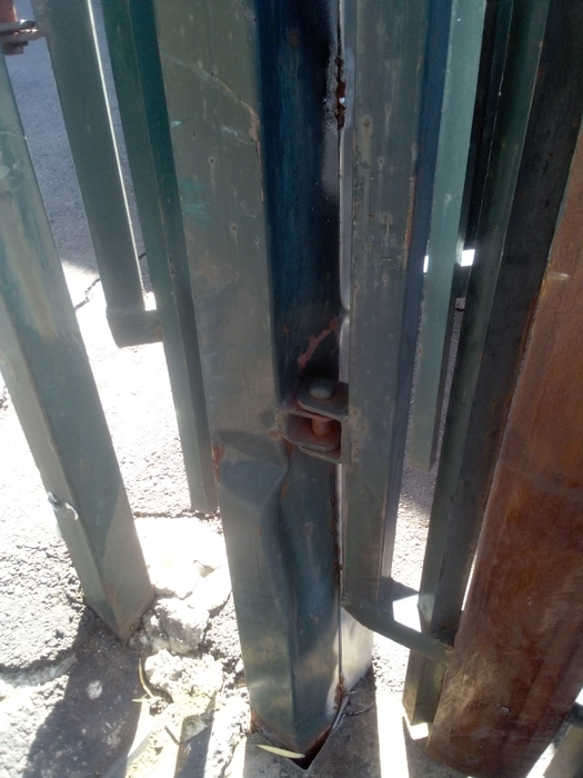 How to fix a rusty metal gate for good? - Procompare.co.za